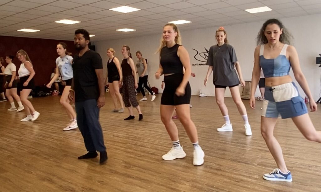 Jetzt Shuffle Dance lernen, online oder vor Ort für Anfänger